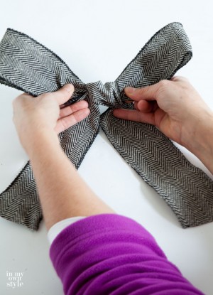 How to Make a Ribbon Bow for Wreaths, Gifts & More (Step-by-Step) - In ...