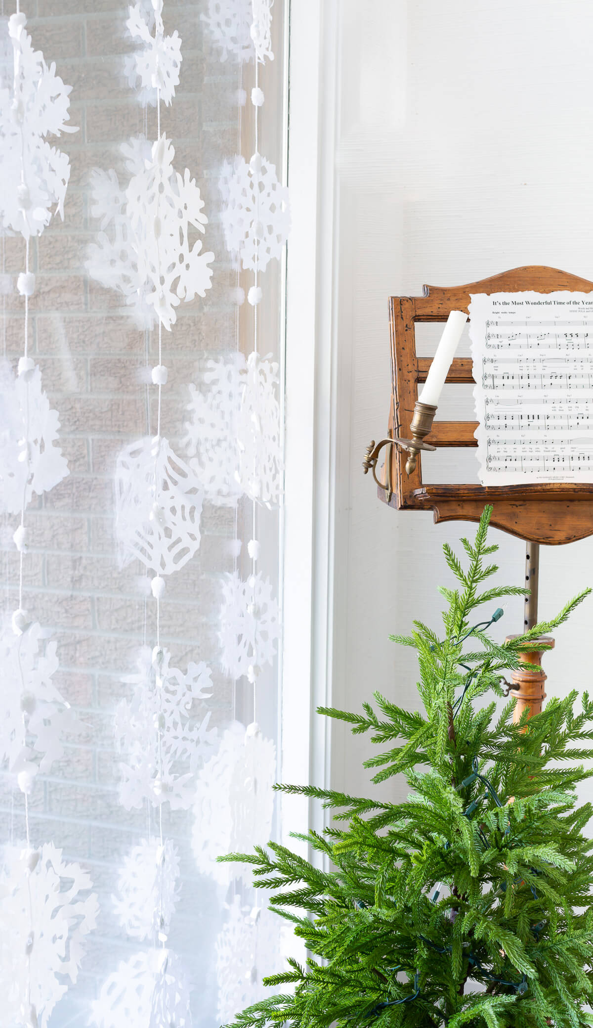 How to Make Paper Snowflakes Into a Window Decoration - In My Own Style