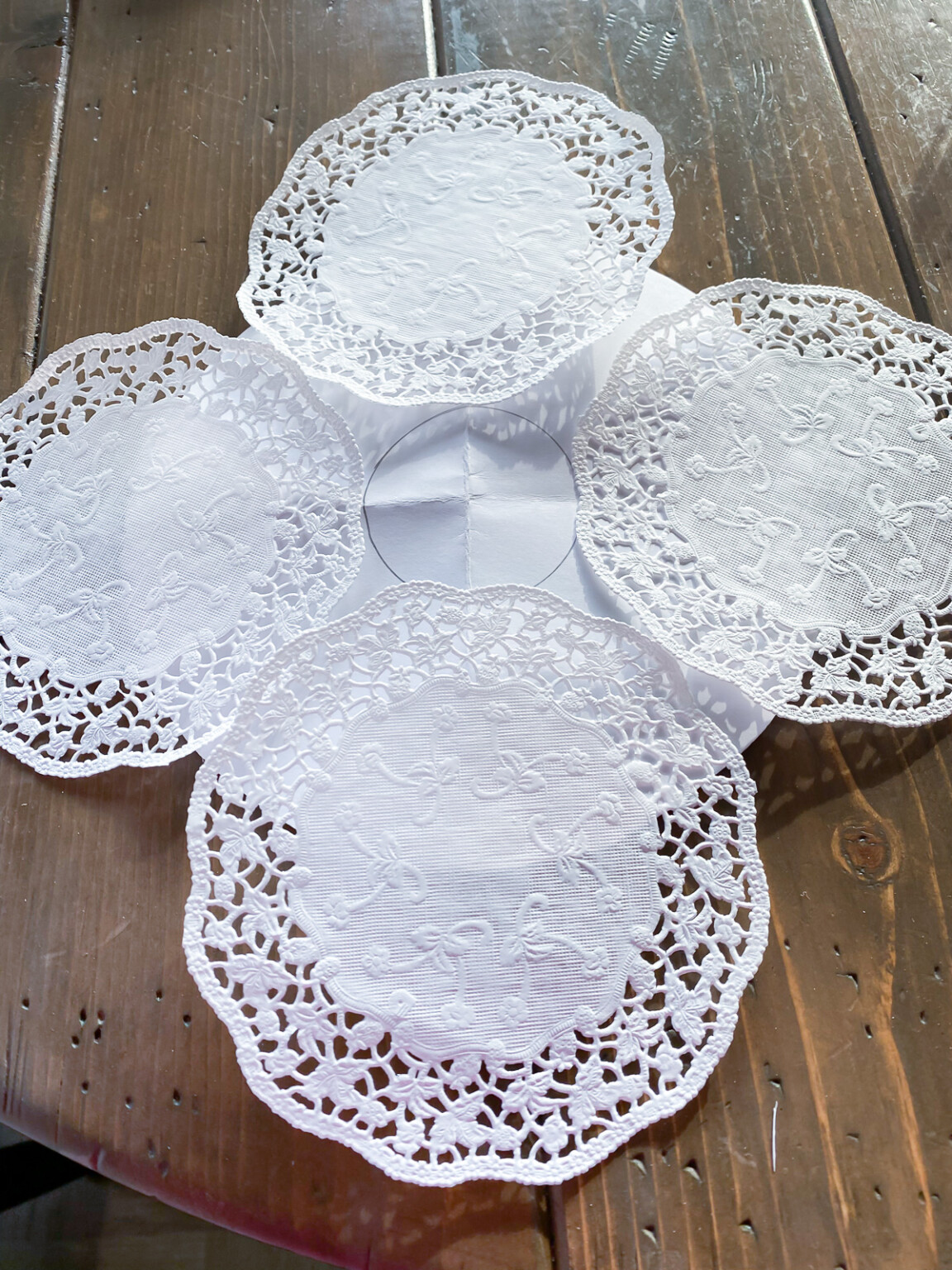 How to Make Pretty Table Placemats or Plate Chargers Using Paper ...